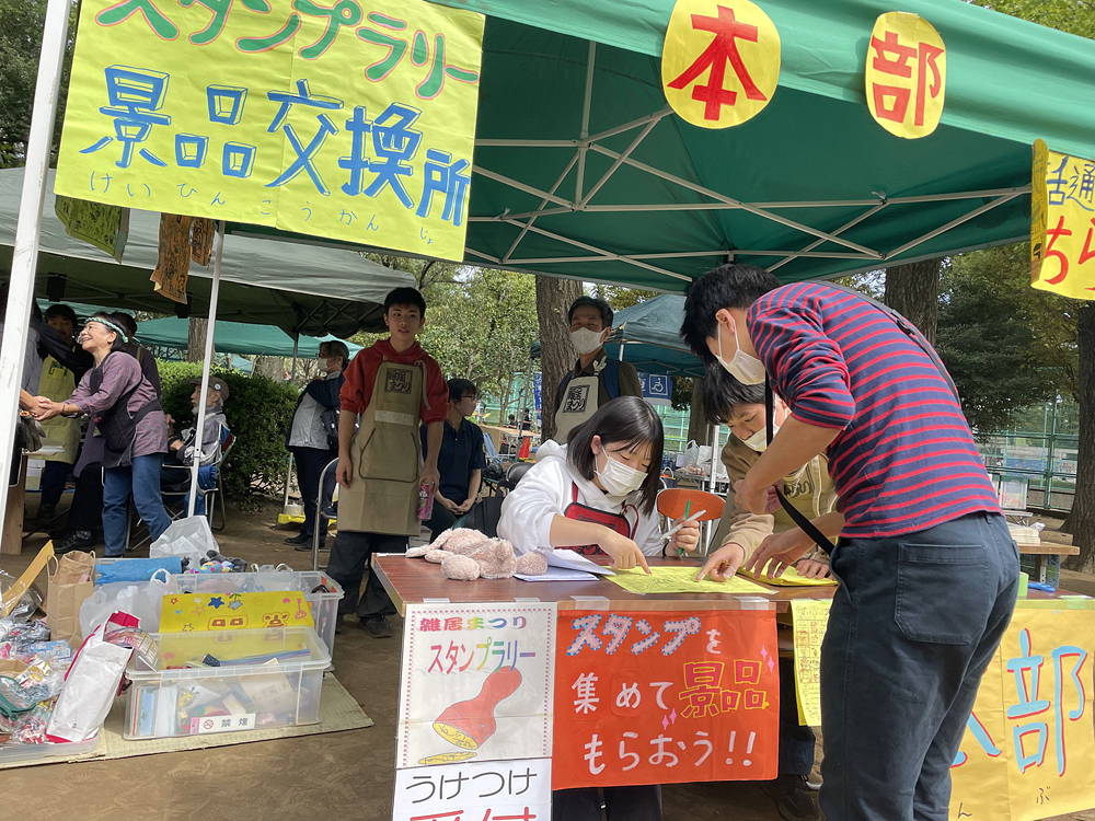 第48回当日のようす05 飲食コーナー、本部 – 雑居まつり—ボランティアと福祉を考えるわたしたちがつくるおまつりです