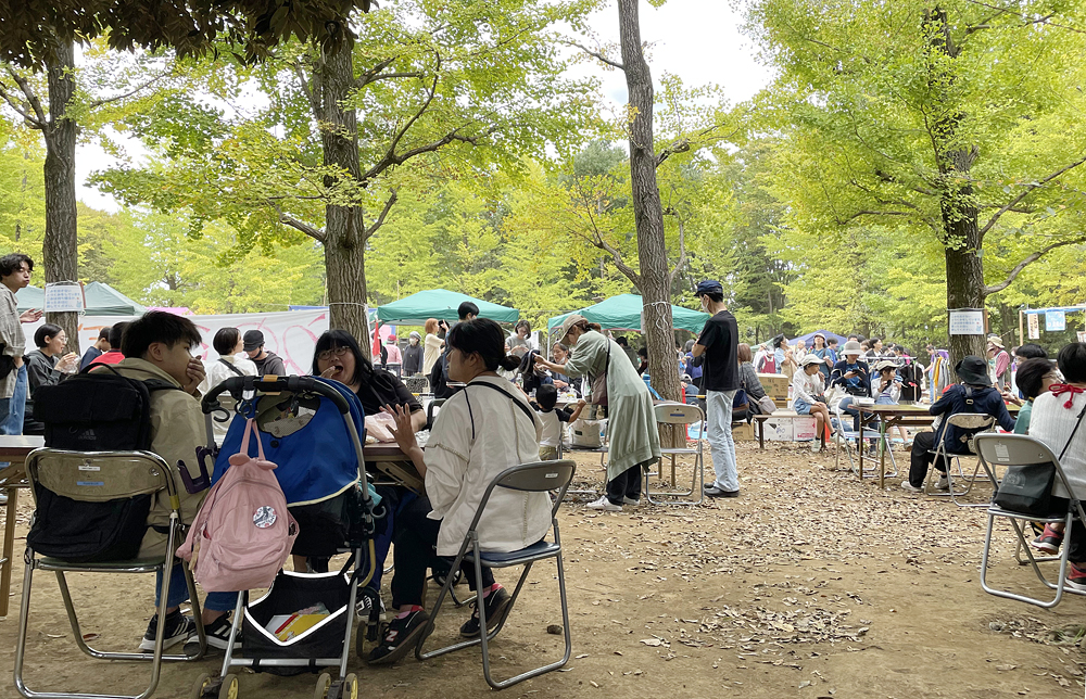 第48回当日のようす05 飲食コーナー、本部 – 雑居まつり—ボランティアと福祉を考えるわたしたちがつくるおまつりです