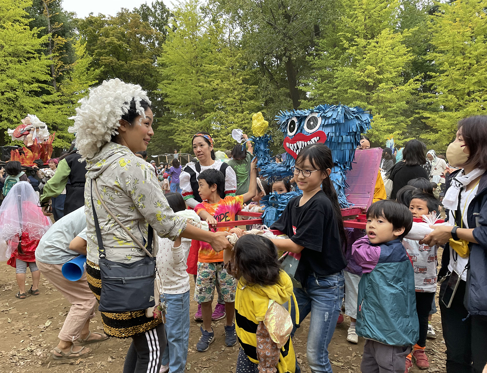 第48回当日のようす06 フィナーレ – 雑居まつり—ボランティアと福祉を考えるわたしたちがつくるおまつりです