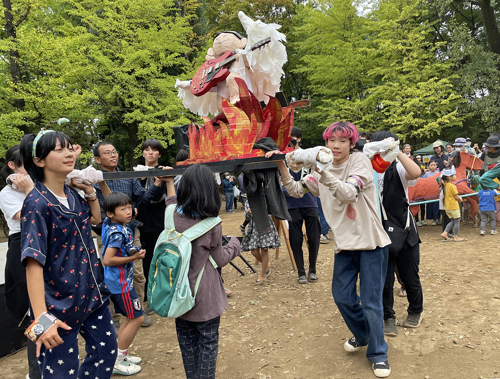 第48回当日のようす06 フィナーレ – 雑居まつり—ボランティアと福祉を考えるわたしたちがつくるおまつりです