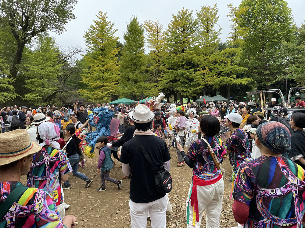 第48回当日のようす06 フィナーレ – 雑居まつり—ボランティアと福祉を考えるわたしたちがつくるおまつりです