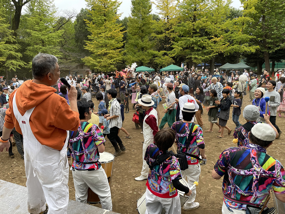 第48回当日のようす06 フィナーレ – 雑居まつり—ボランティアと福祉を考えるわたしたちがつくるおまつりです